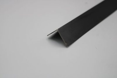 Ángulo de PVC Negro - Comercial AE